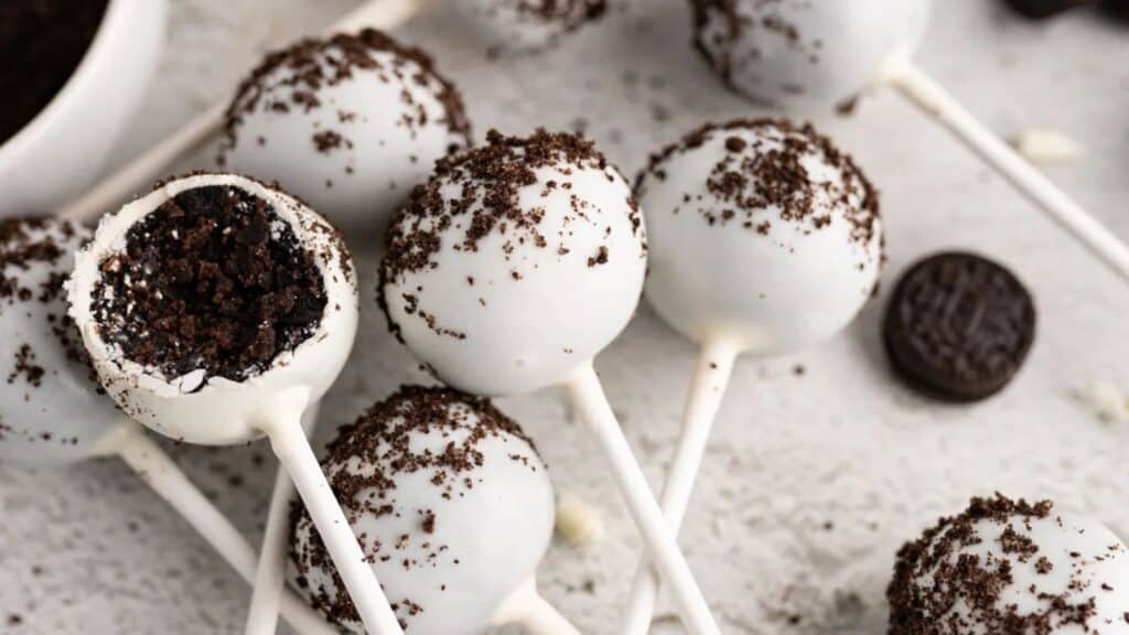 18 Cake Pops That Turn Simple Ingredients Into Bite-Sized Magic - Savor ...