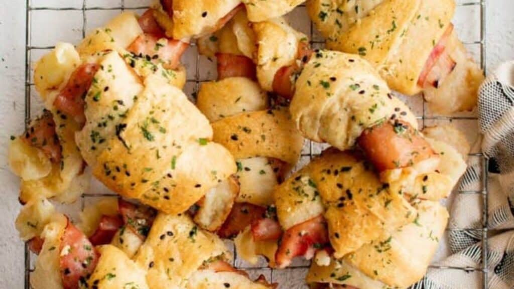14 Easy Crescent Roll Appetizers That Taste Way Fancier Than They Are ...